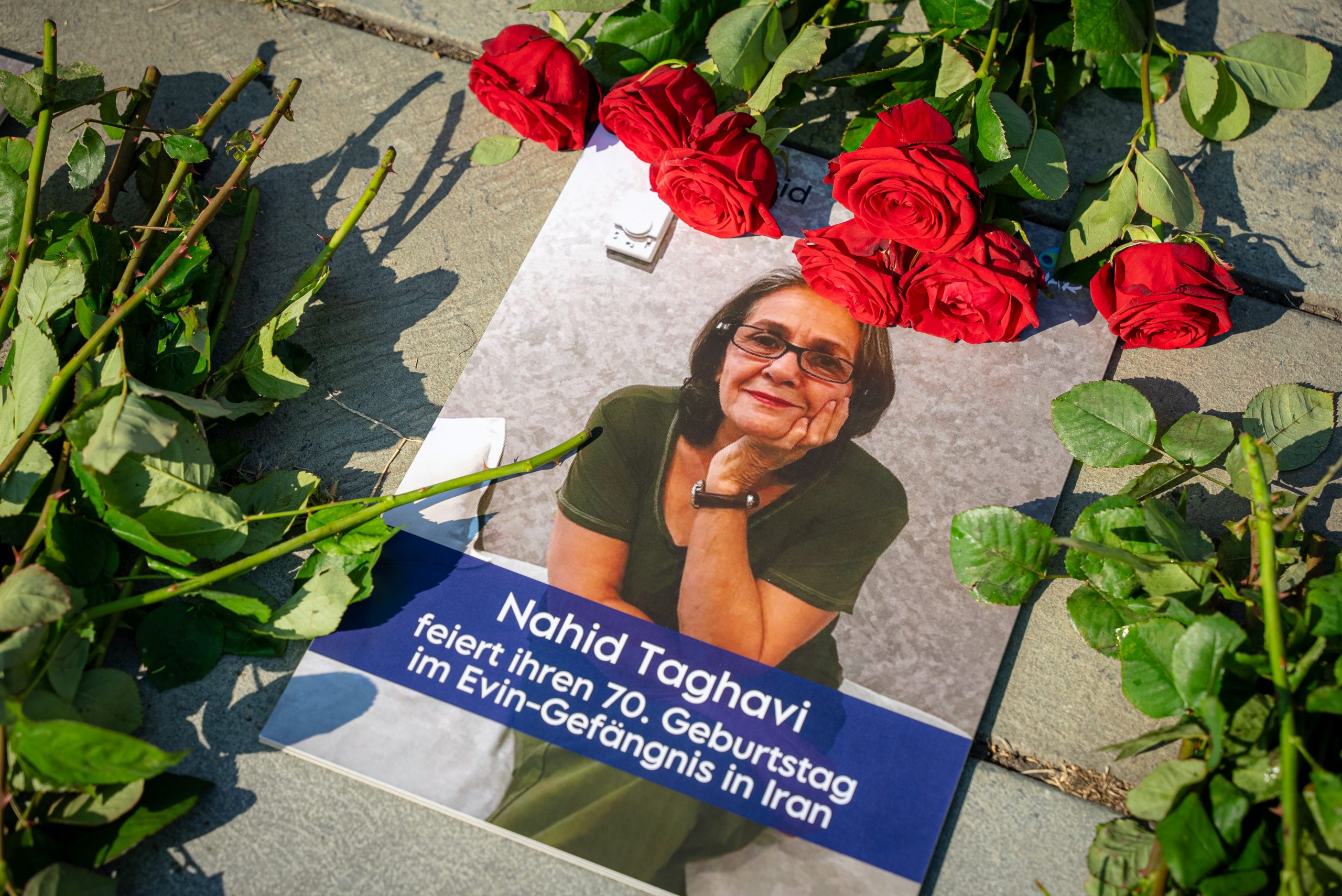 70 ROSEN ANLÄSSLICH DES 70. GEBURTSTAGS VON NAHID TAGHAVI — HÁWAR.help